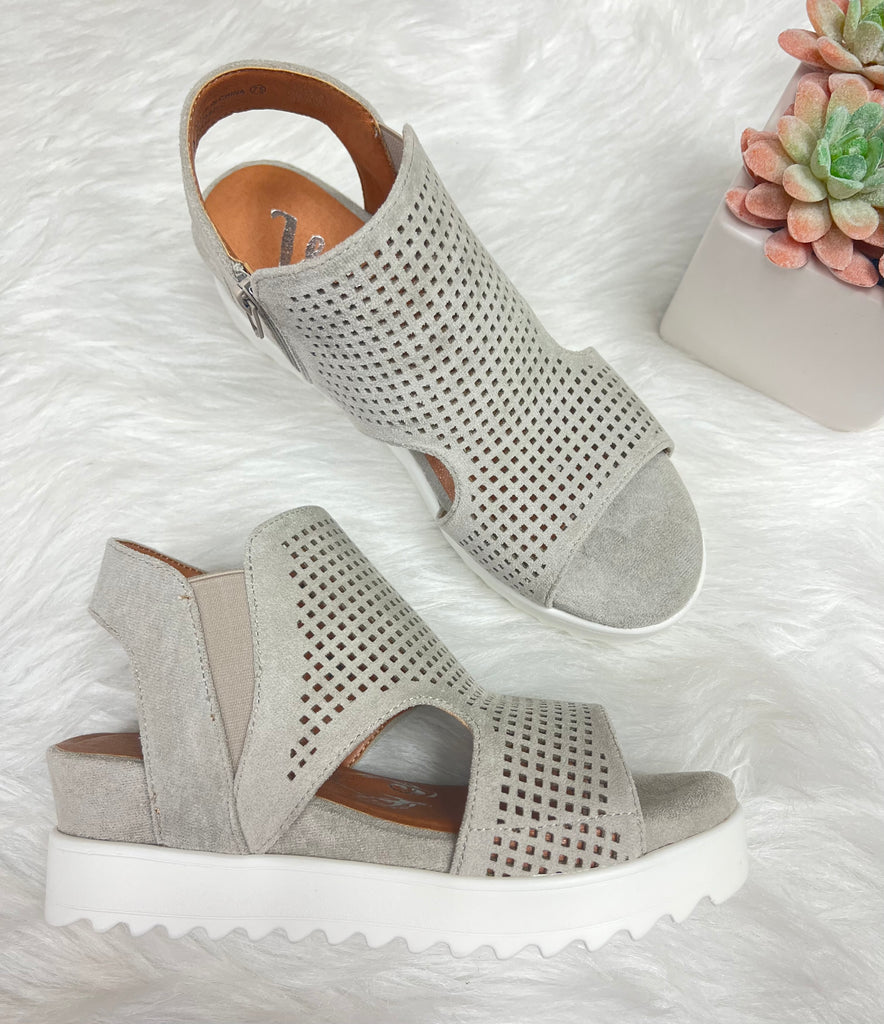 Amy Sandal~ Very G – Love on a Hanger